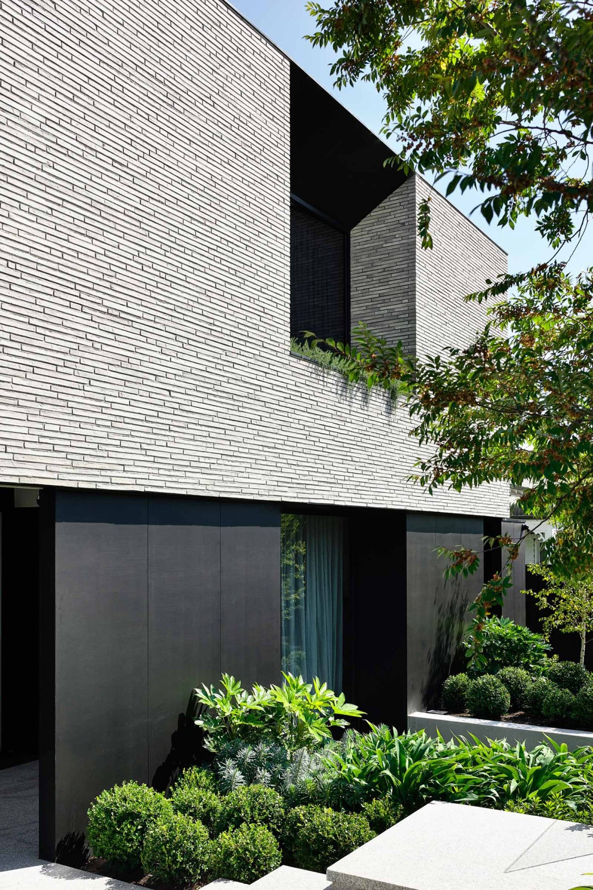 YinjiSpace - Simone Haag x Jennings